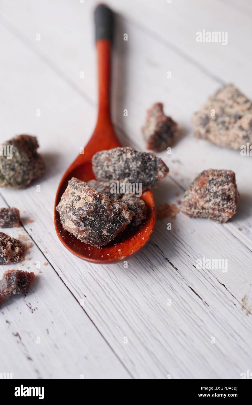 Himalayan black salt rock crystals Stock Photo - Alamy