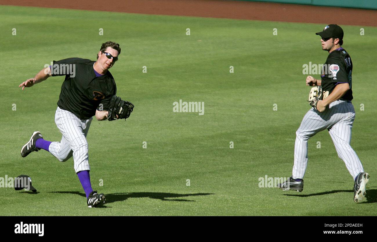 Arizona Diamondbacks' Jeff DaVanon, left, catches a fly ball hit by Los ...