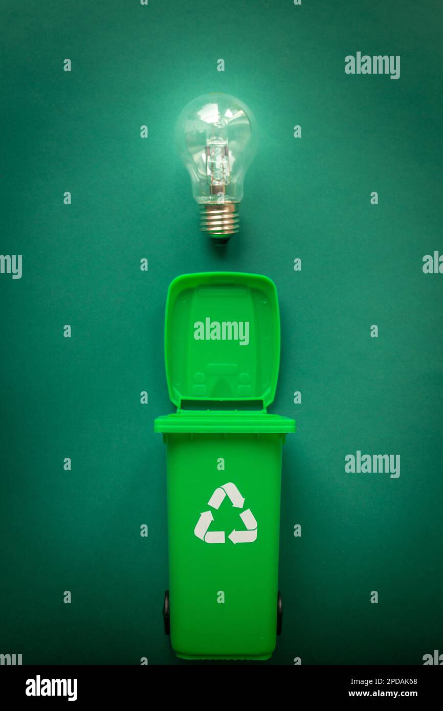 Recycling bin, glowing light bulb, Environmental concept, renewable ...
