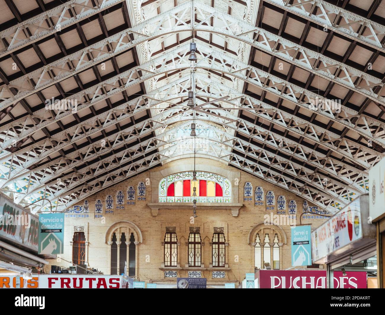 The unique interior roof structure of the indoor Central Market (Mercat ...