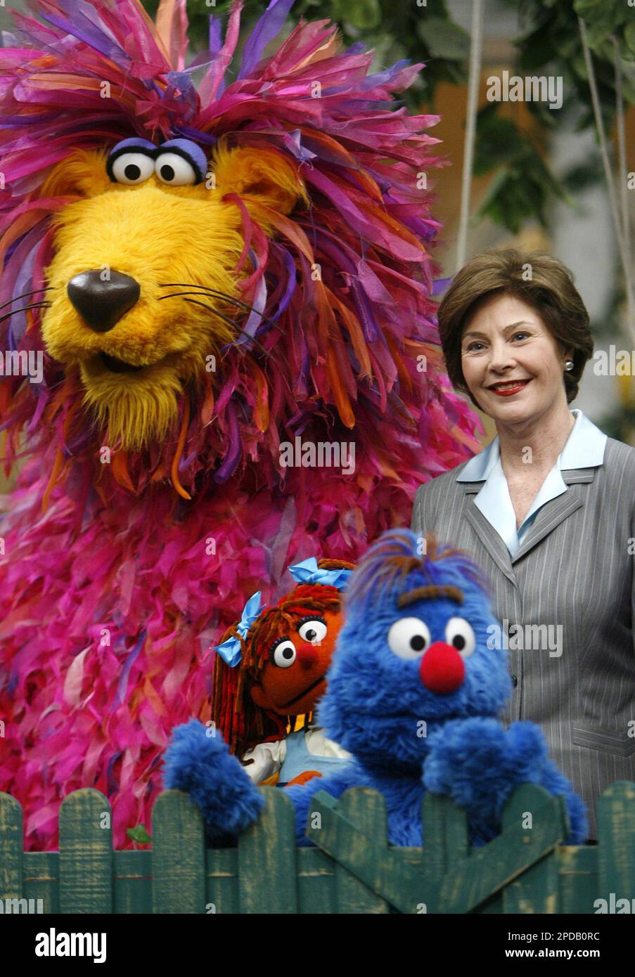 U.S. First lady Laura Bush meets the cast of the Indian version of the ...