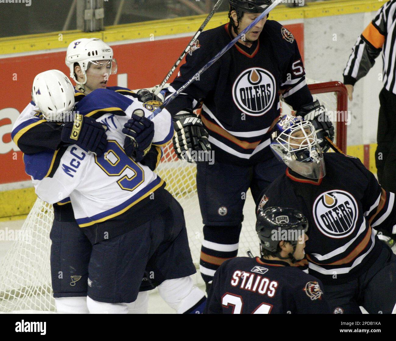St. Louis Blues Mike Glumac and Jay McClement celebrate a second period ...