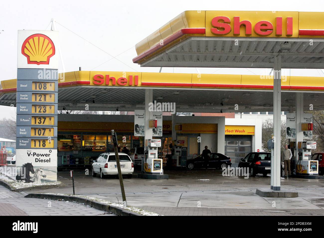 Foto zeigt eine Tankstelle des Hollaendisch-Britischen Unternehmens ...