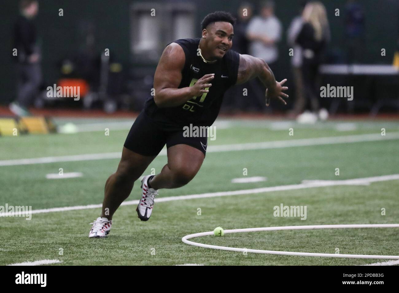 Oregon football player Jordon Riley (91) participates in a position ...