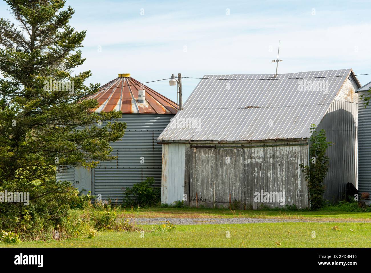 Old barn in the southern region of Quebec Stock Photo - Alamy