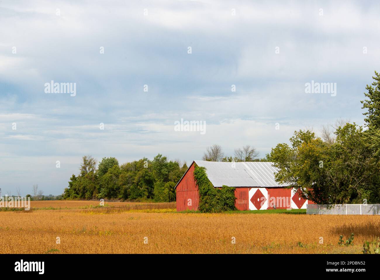 Old barn in the southern region of Quebec Stock Photo - Alamy