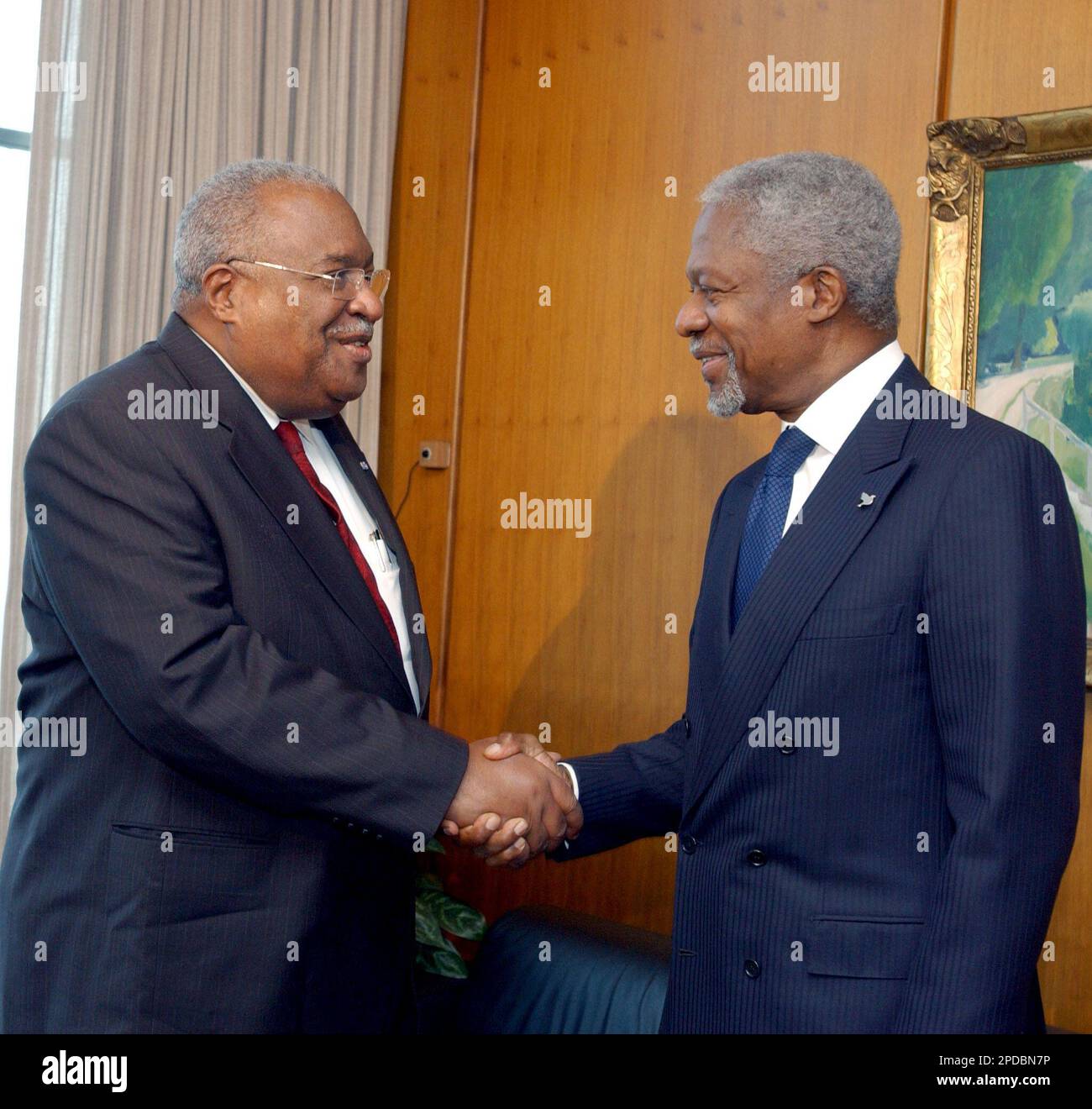 United Nations Secretary-General Kofi Annan, right, shakes hand with ...