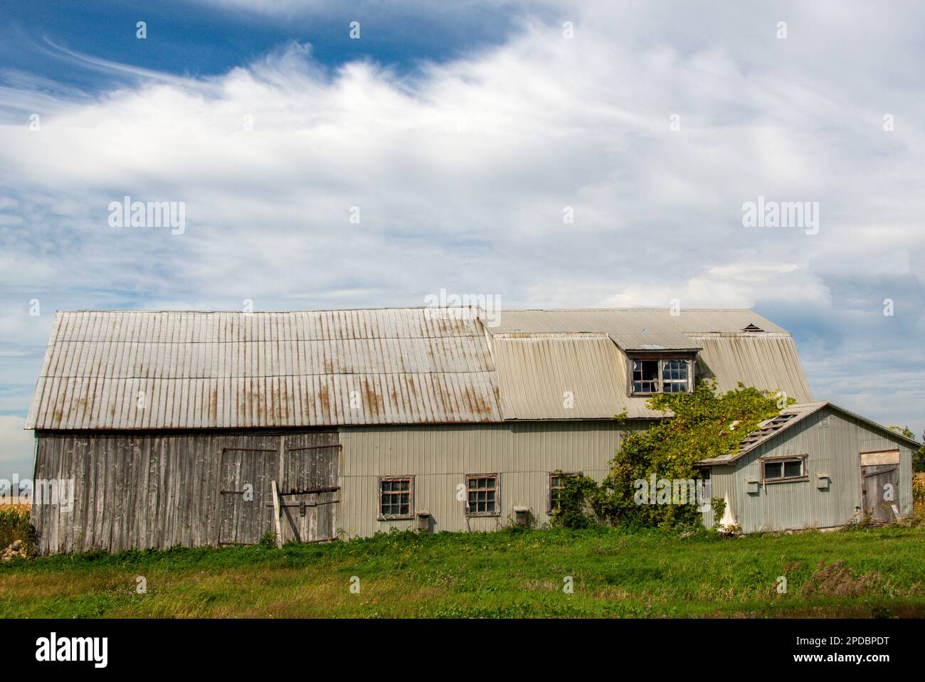Old barn in the southern region of Quebec Stock Photo - Alamy