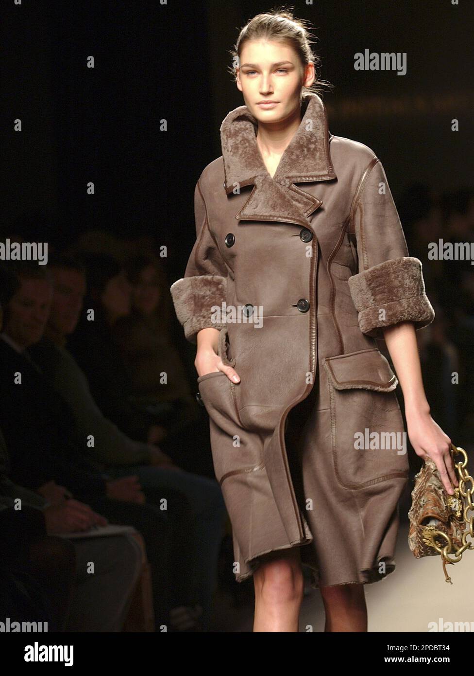 A model wears an outfit from Bottega Veneta Autumn/Winter 2006/2007 ...