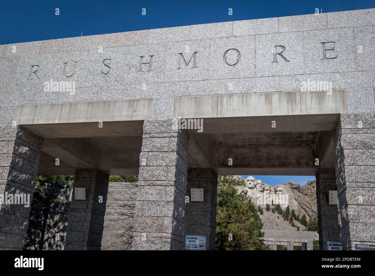 The sign at the entrance of Mount Rushmore National Monument Stock ...