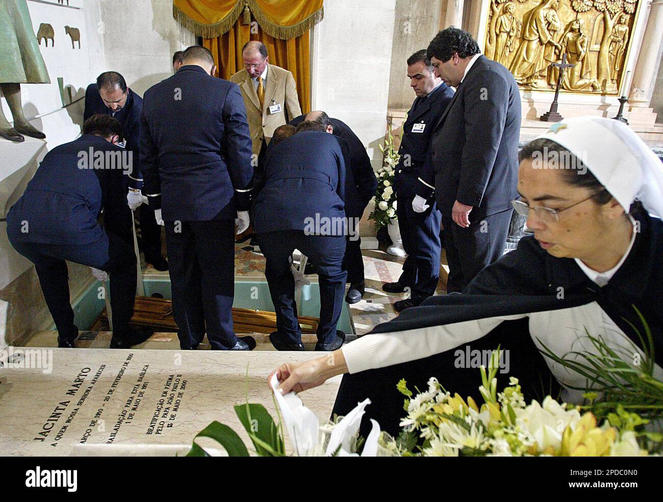 Portuguese firefighters, background, lower the coffin of sister Lucia ...