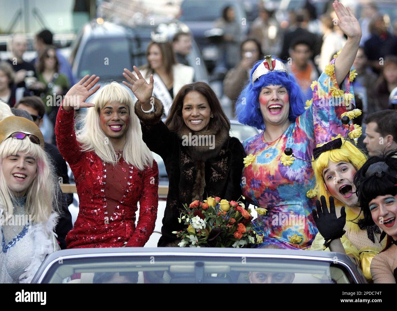 The Hasty Pudding Theatricals Woman of the Year, Halle Berry, center ...