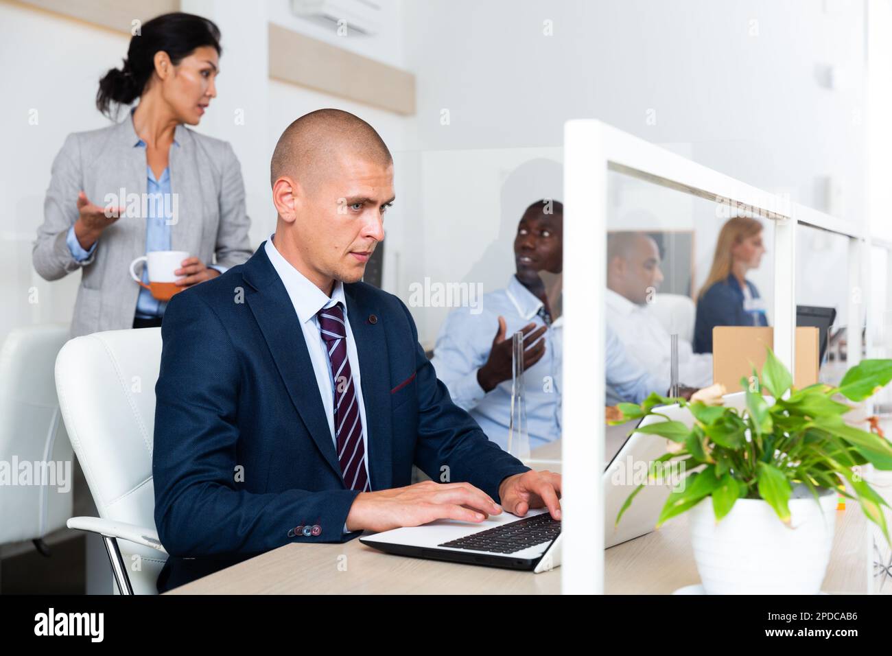 Modern co working space hi-res stock photography and images - Alamy