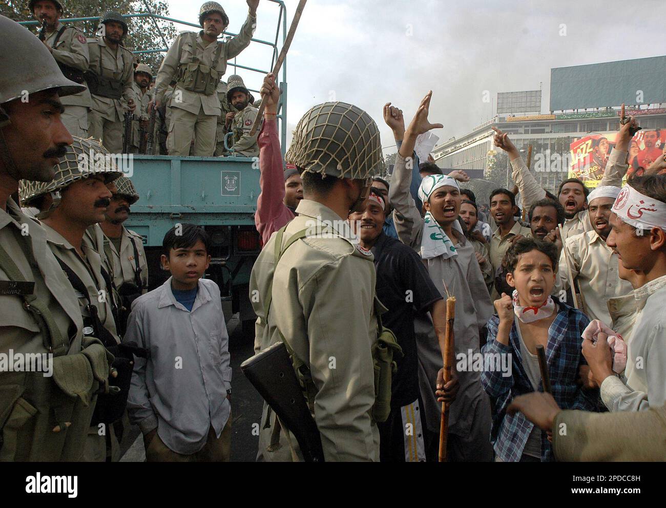 Pakistani paramilitary troops arrive to control the situation as ...