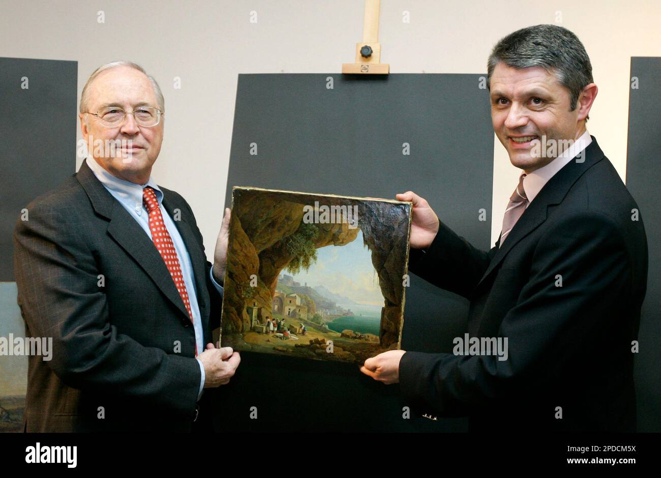 U.S. Botschafter in Deutschland, William R. Timken, jr., links, und der ...