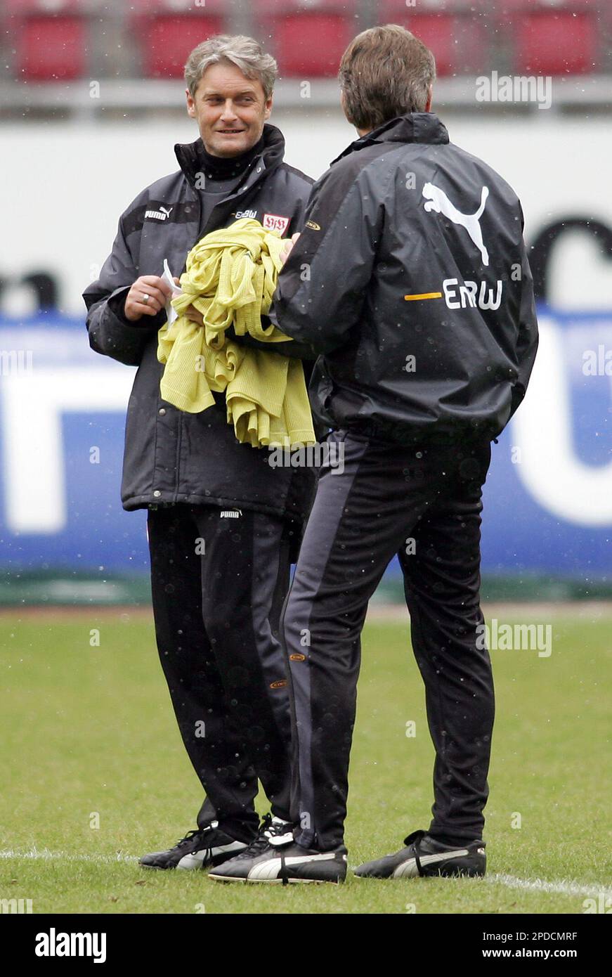 VfB Stuttgart's neuer Trainer Armin Veh, links, unterhaelt sich ...