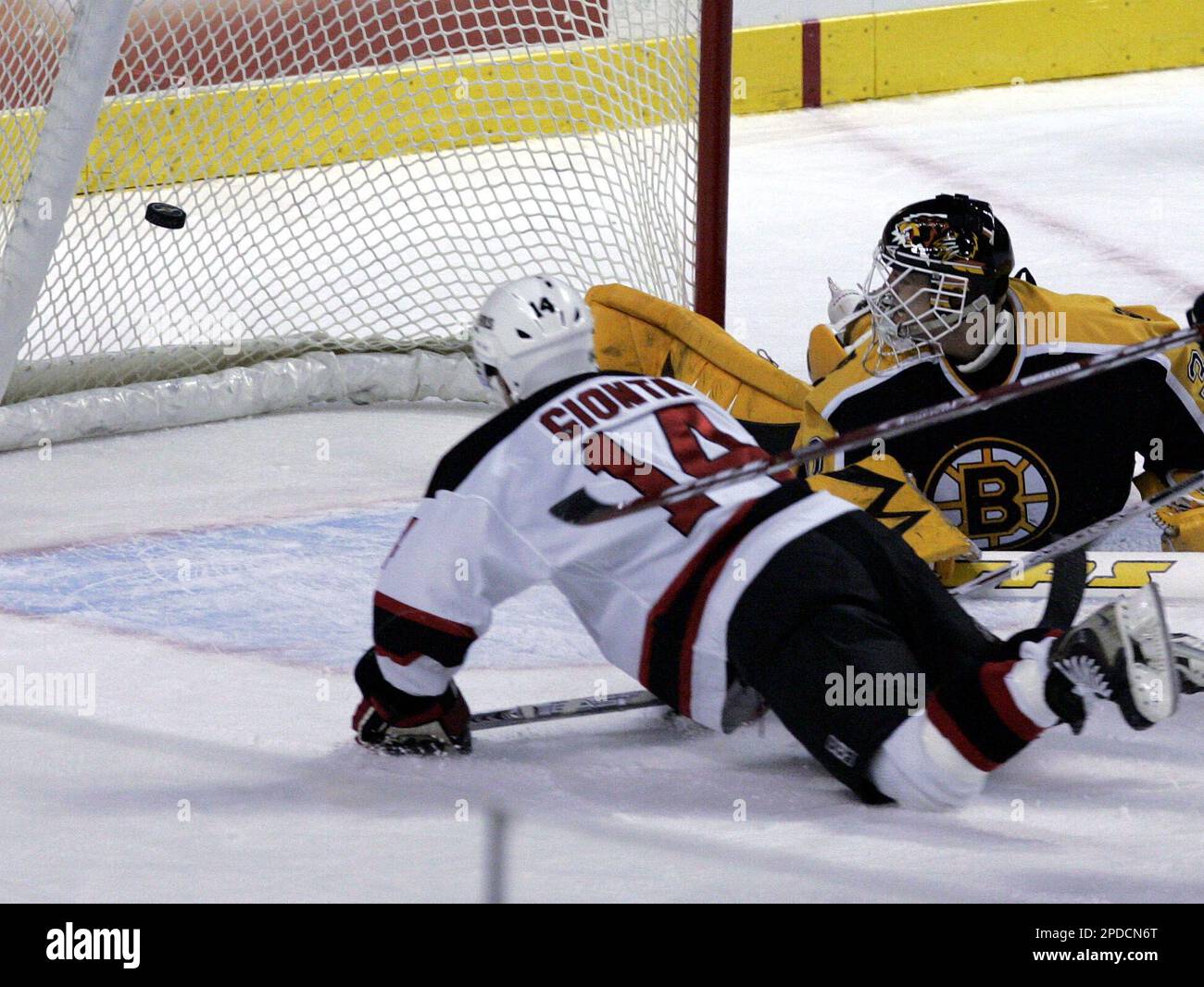 New Jersey Devils' Brian Gionta (14) makes the winning shot against ...