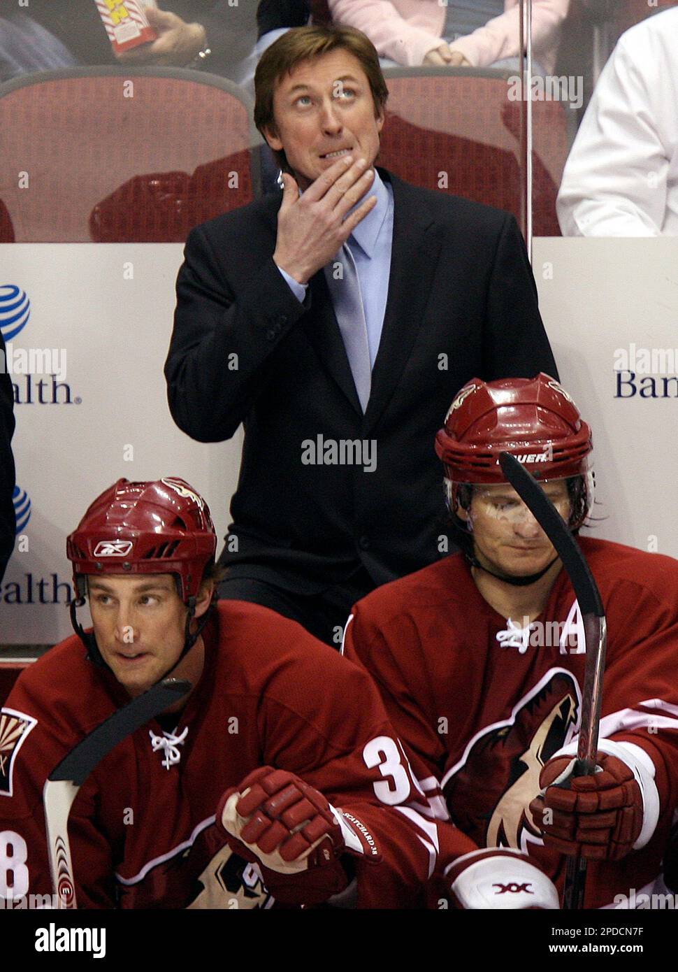 Phoenix Coyotes coach Wayne Gretzky, rear, checks the overhead ...