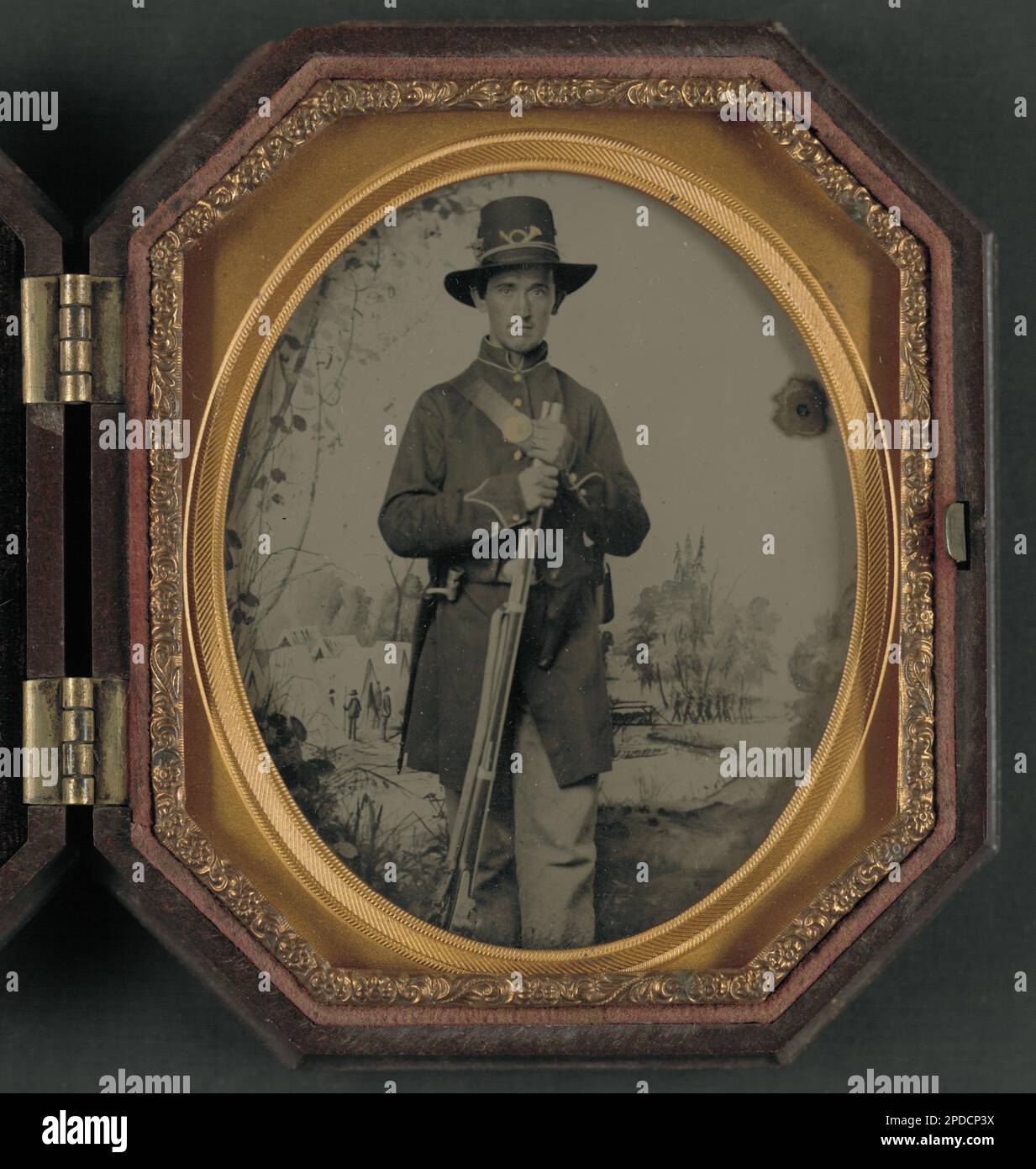 Unidentified soldier in Union uniform and Hardee hat with rifle in ...