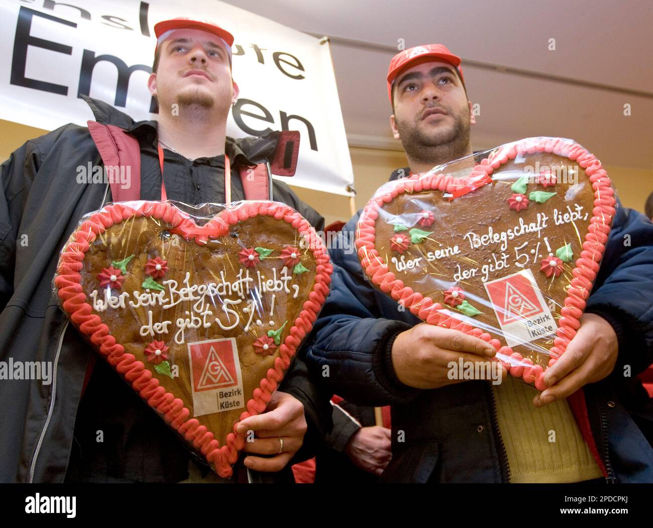 Gero Groote, links, und Ibrahim Darweesh, Arbeiter der Meyer Werft ...