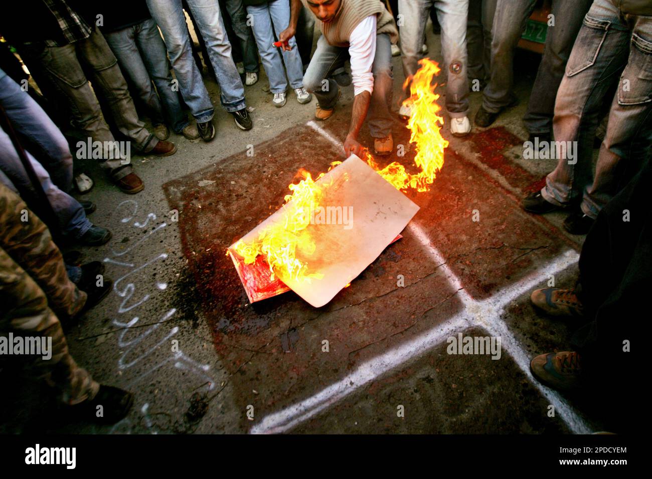 Palestinian supporters of the Islamic Hamas movement and ruling Fatah ...