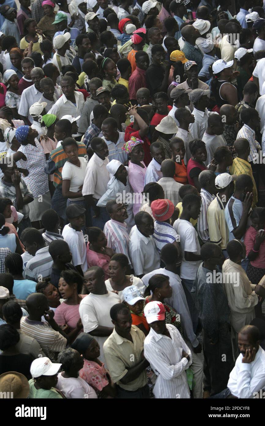Residents of Cite-Soleil line up to cast their vote in Port-au-Prince ...