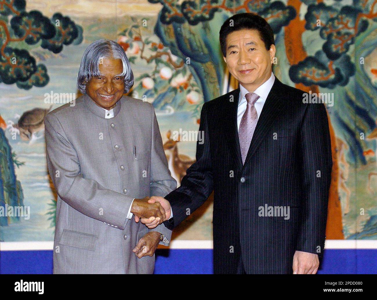 Indian President Abdul Kalam, left, shakes hands with South Korean ...
