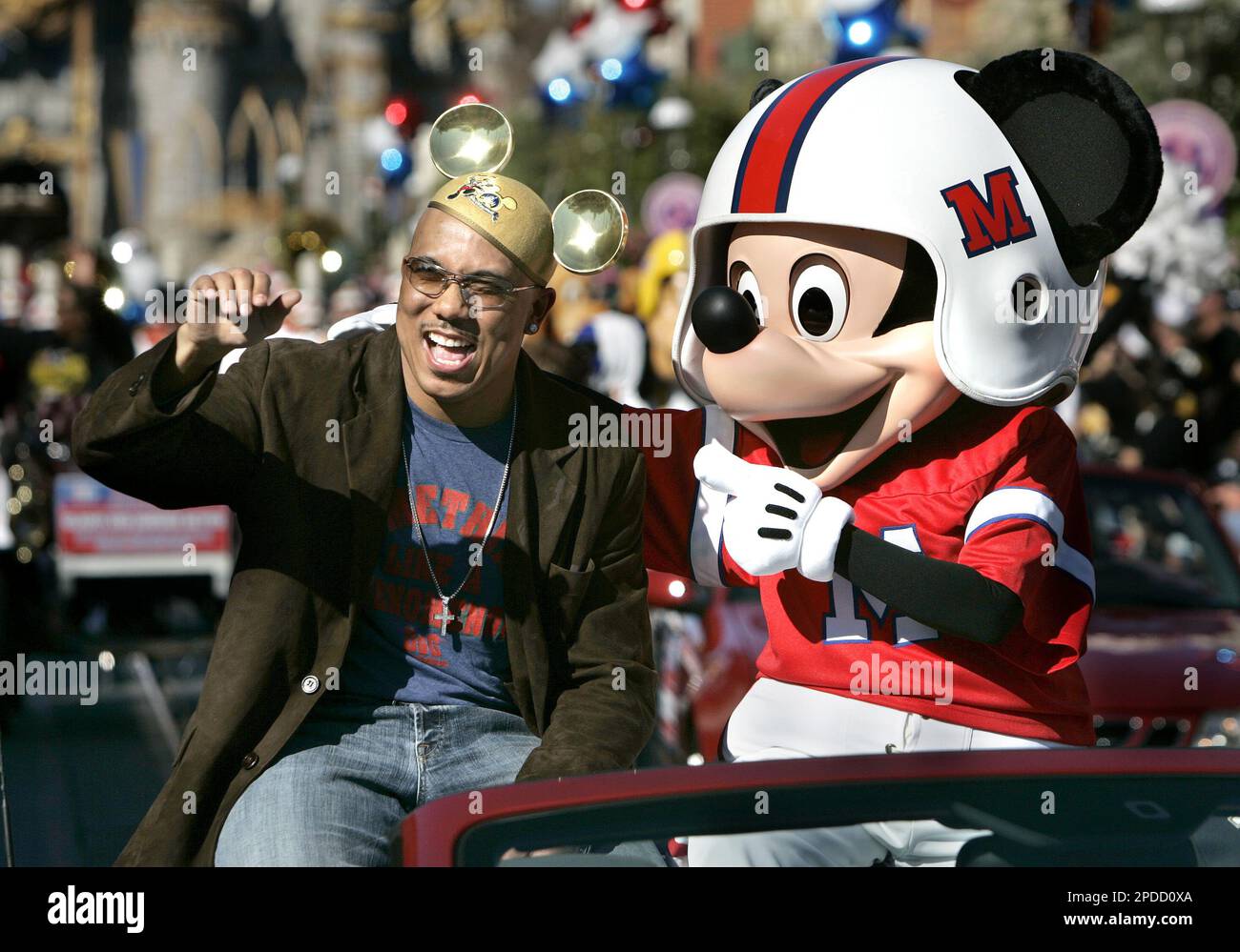 Super Bowl football MVP Pittsburgh Steelers' Hines Ward waves to fans ...