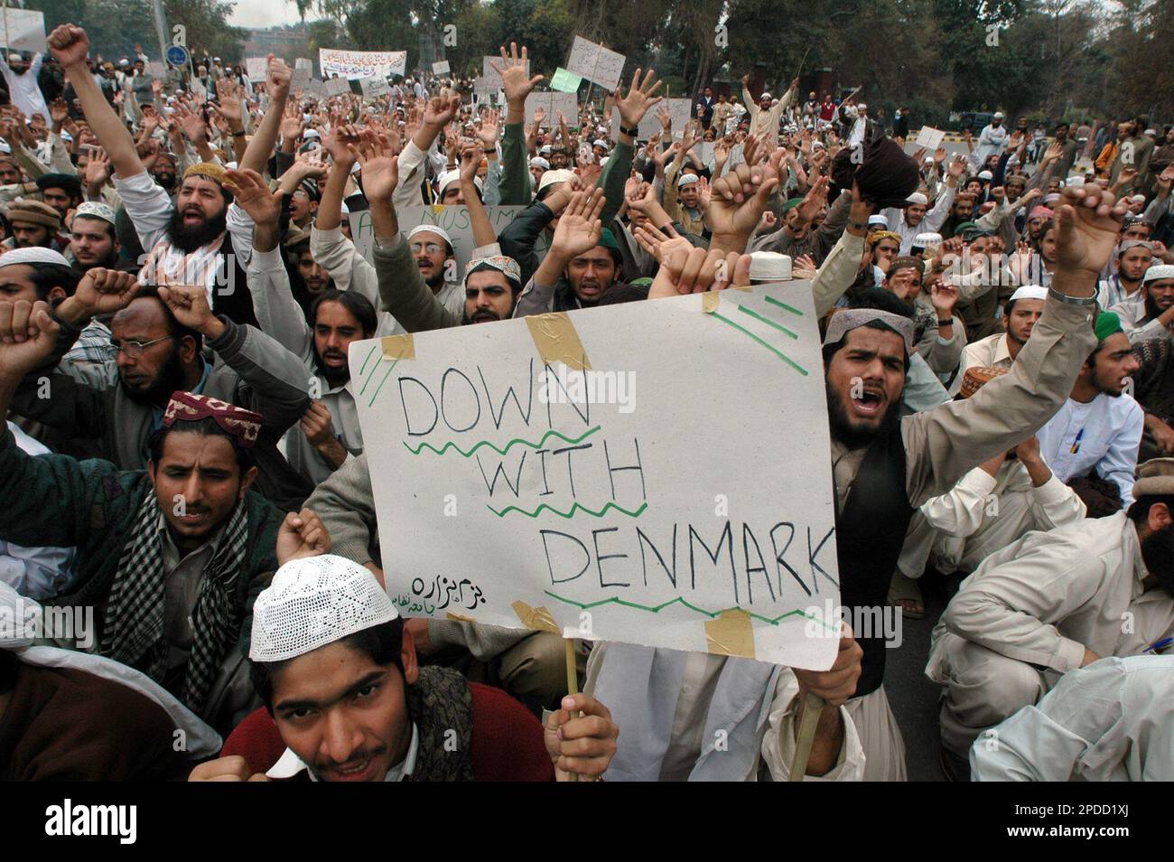 Pakistani protesters chant slogans to condemn publication of cartoons ...