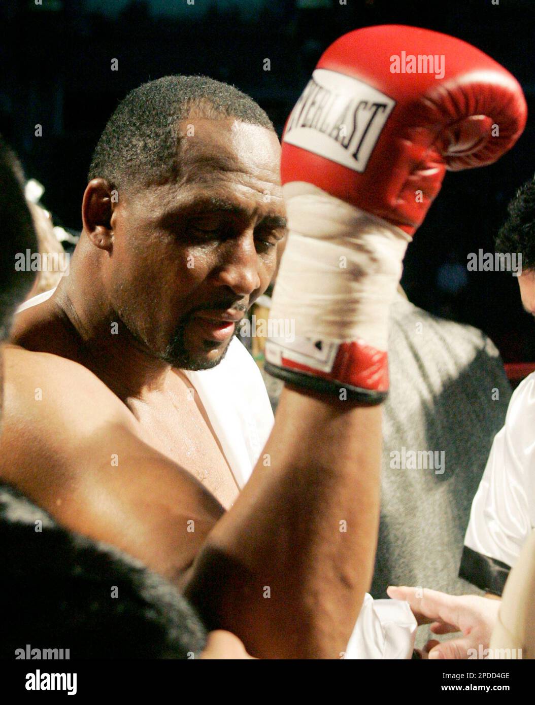 Thomas Hearns raises his arm after beating Shannon Landberg in the ...