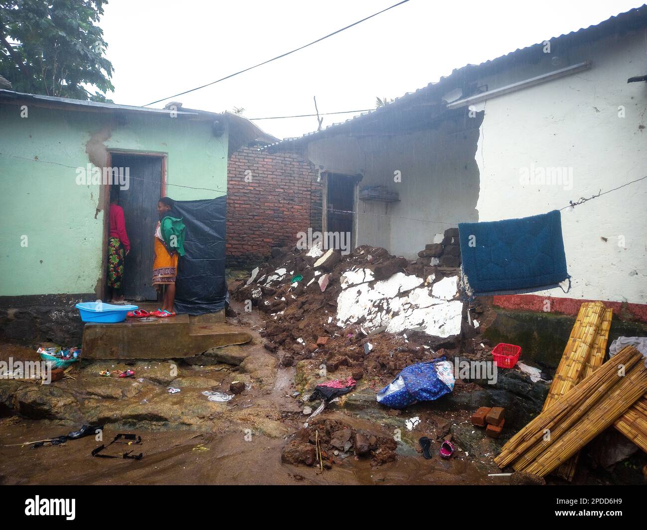 (230314) -- BLANTYRE (MALAWI), March 14, 2023 (Xinhua) -- A damaged ...