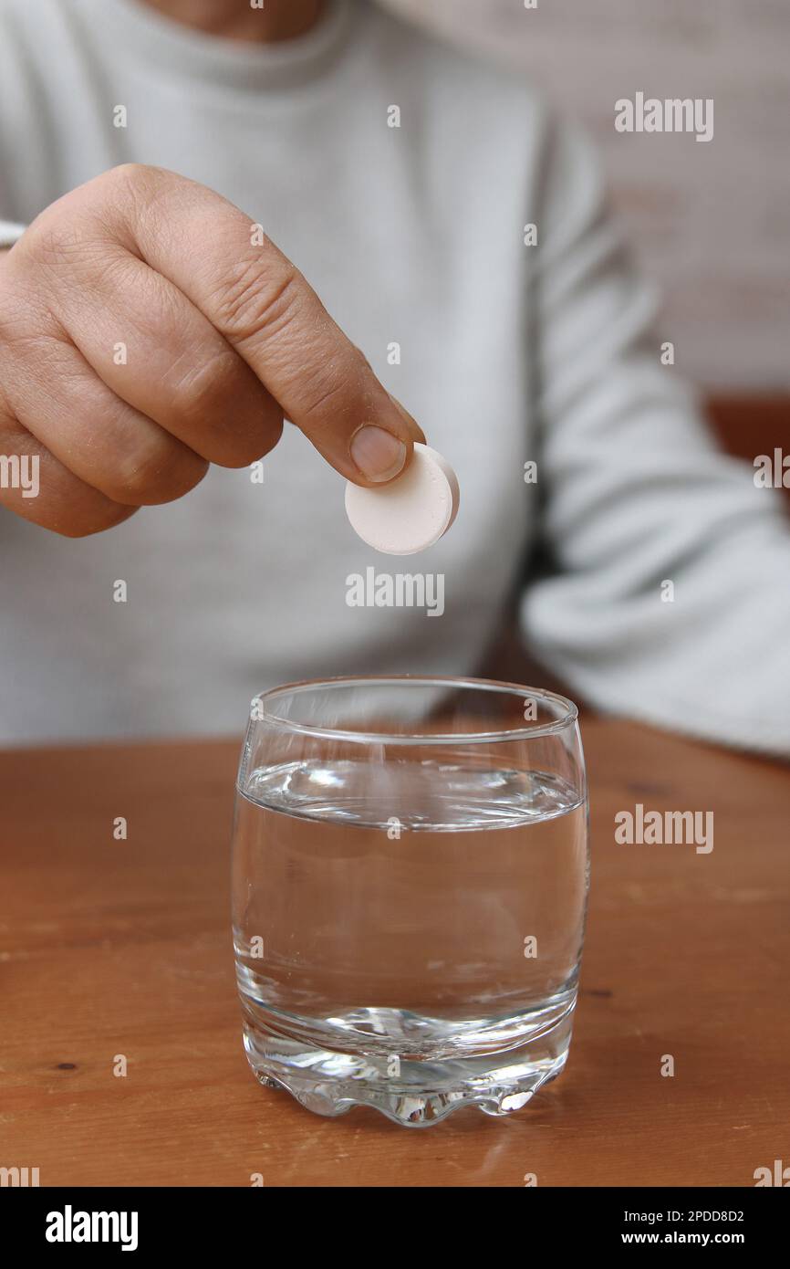 woman dissolving effervescent tablet in water Stock Photo - Alamy