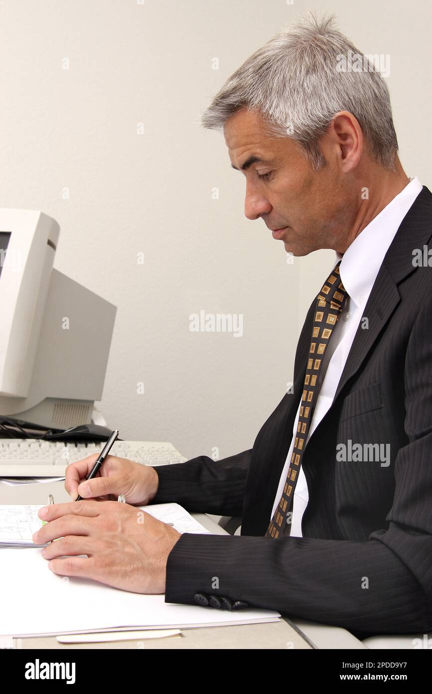 Signing at desk hi-res stock photography and images - Alamy
