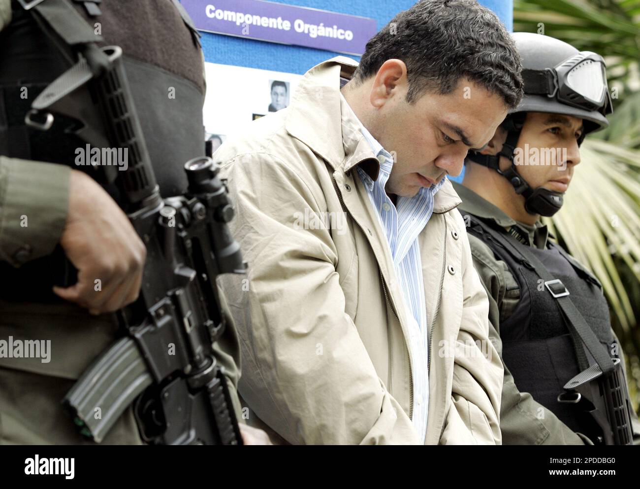 Police officers escort alleged Colombian drug trafficker Leyner ...