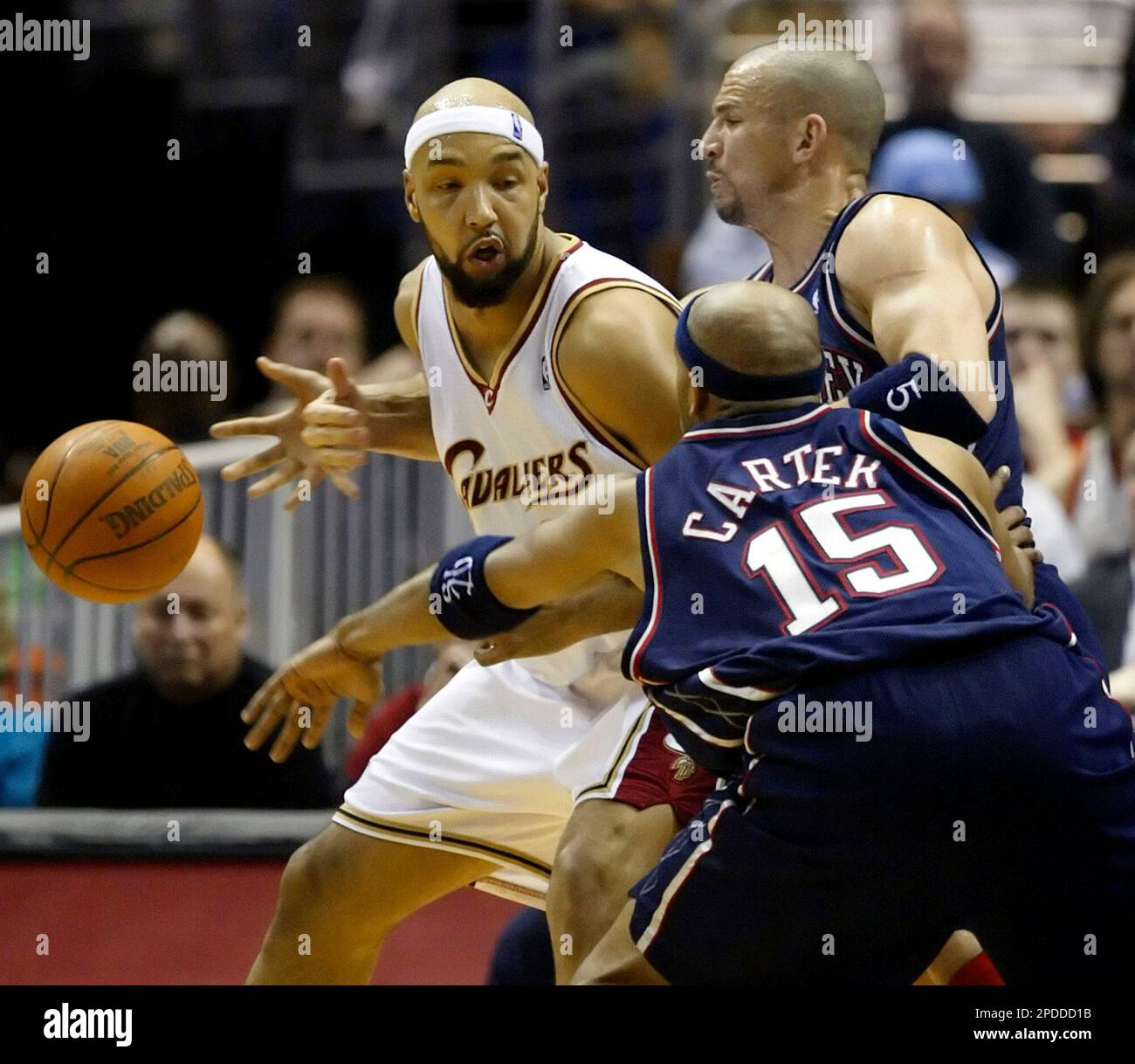 Cleveland Cavaliers' Drew Gooden, left, is closely guarded by New ...
