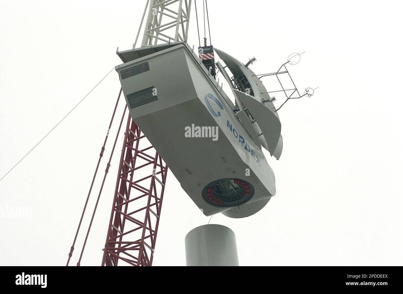 Ein Autodrehkran hebt von einem Schwimmponton auf dem Breitling bei ...