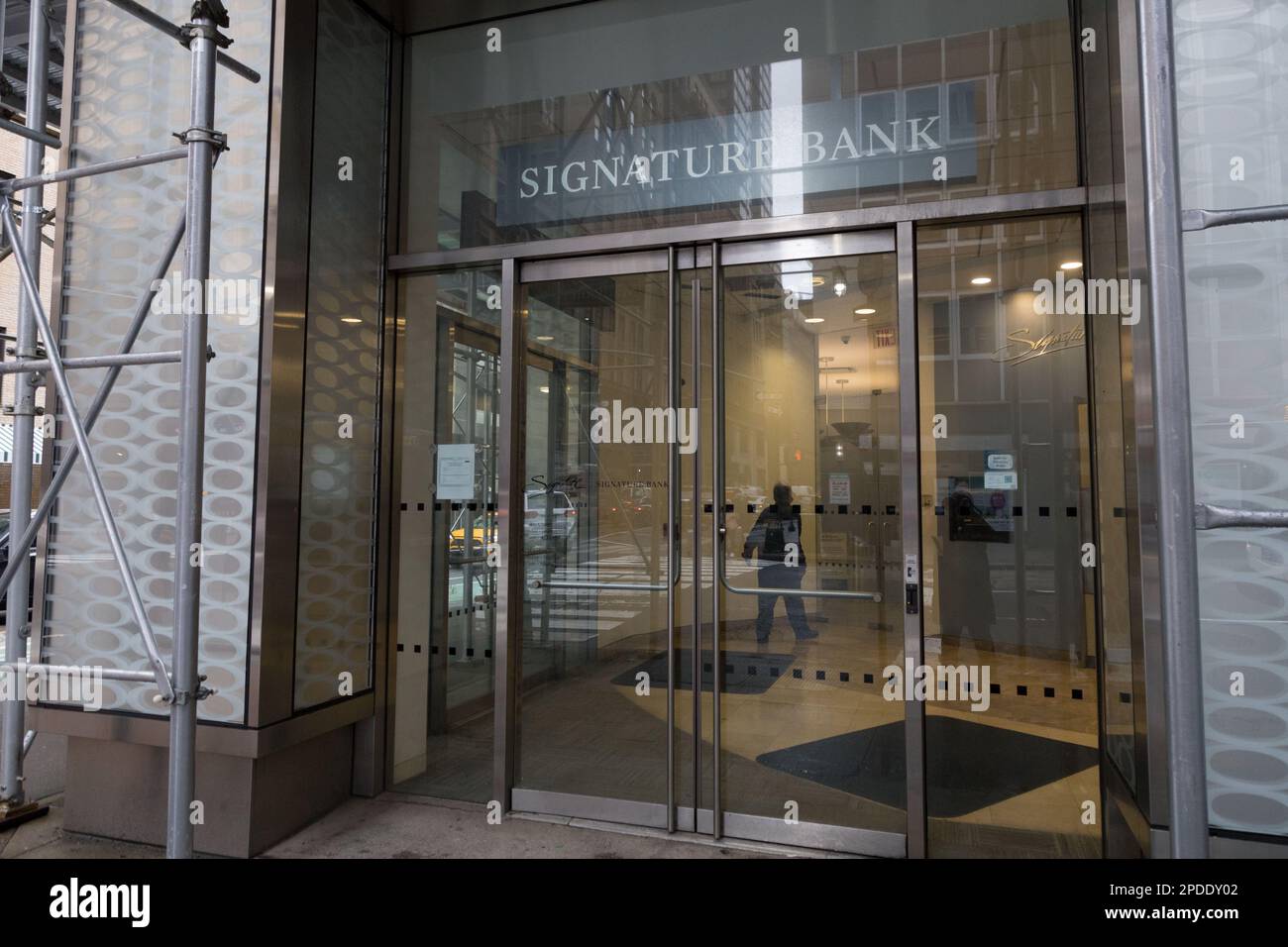 Signature bank hi-res stock photography and images - Alamy
