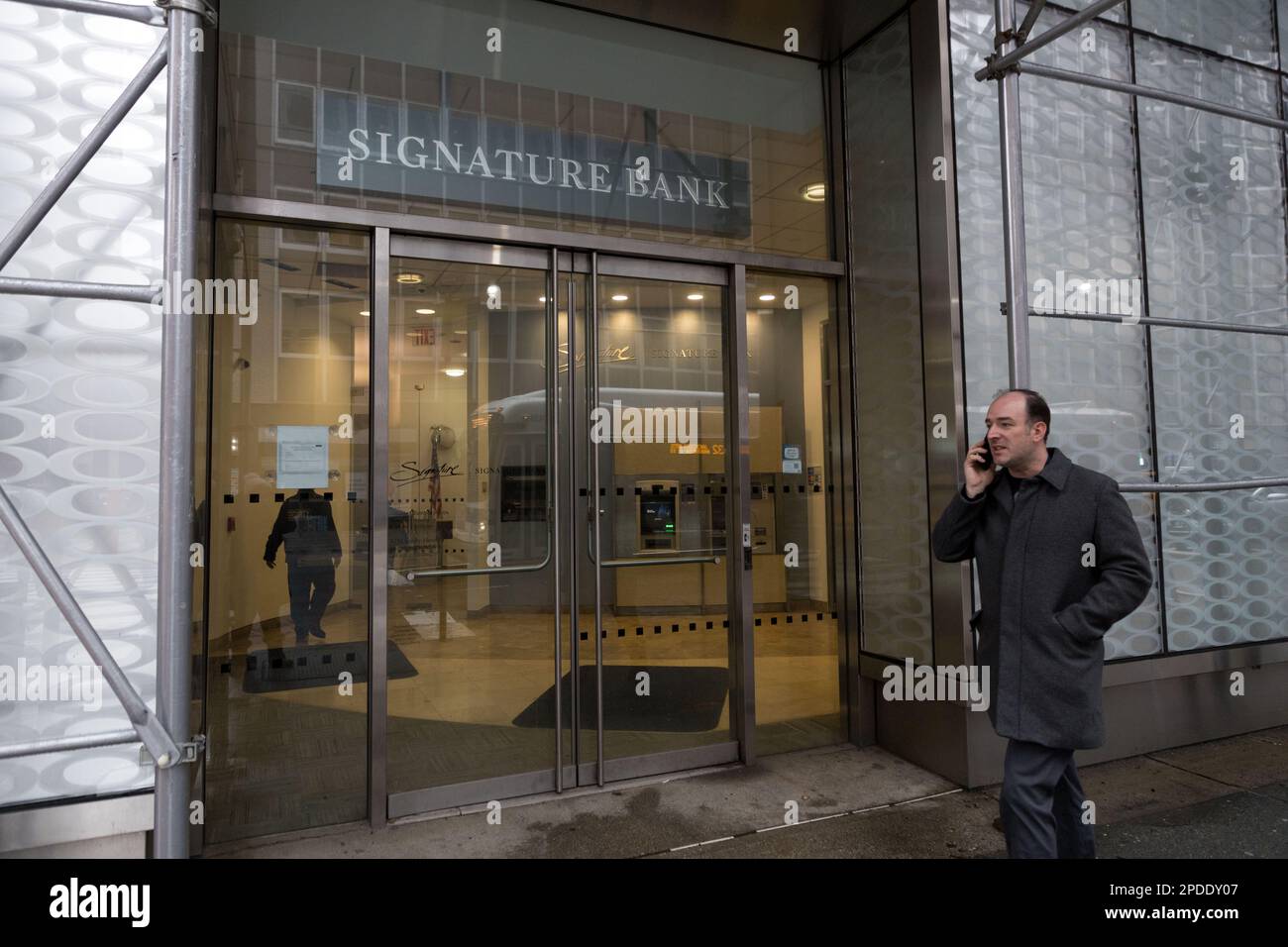 Signature bank hi-res stock photography and images - Alamy