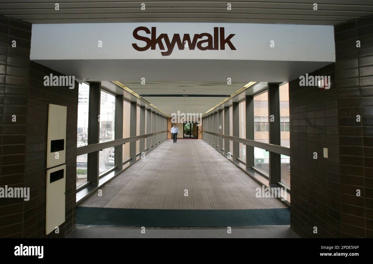 ** APN ADVANCE FOR Sunday, JAN. 29 **A pedestrian enters a skywalk ...