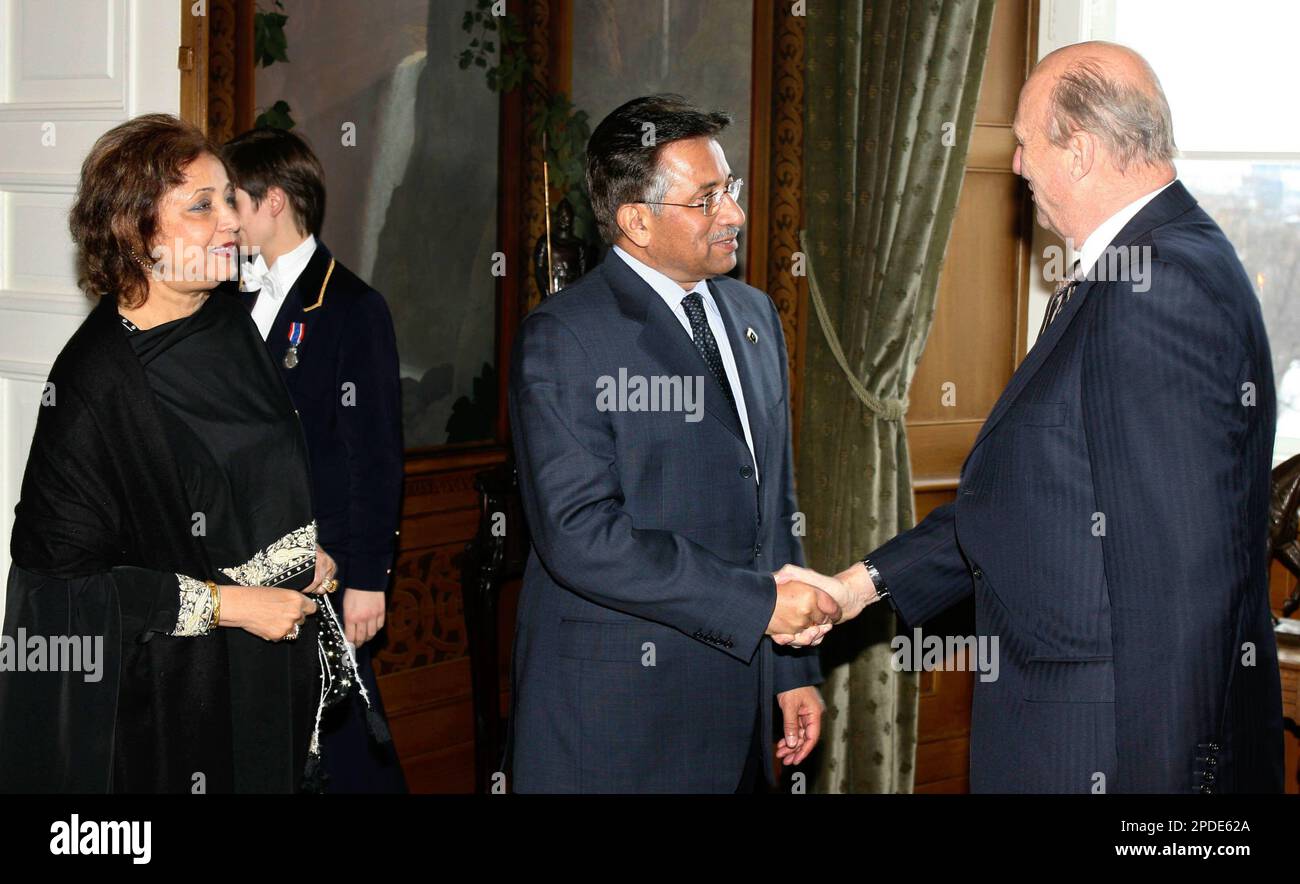 Visiting Pakistani President Pervez Musharraf, centre, and his wife ...