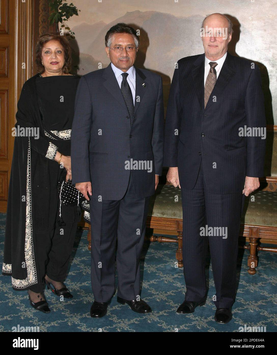 Visiting Pakistani President Pervez Musharraf, centre, and his wife ...