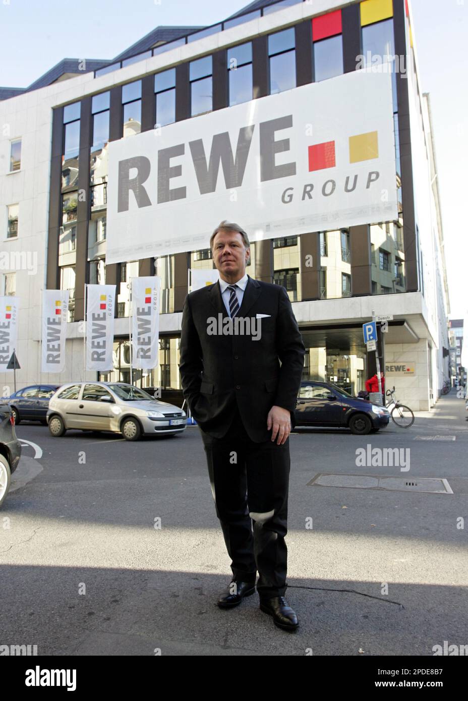 Der Vorstandssprecher der REWE-Zentral AG Achim Egner posiert am Montag ...