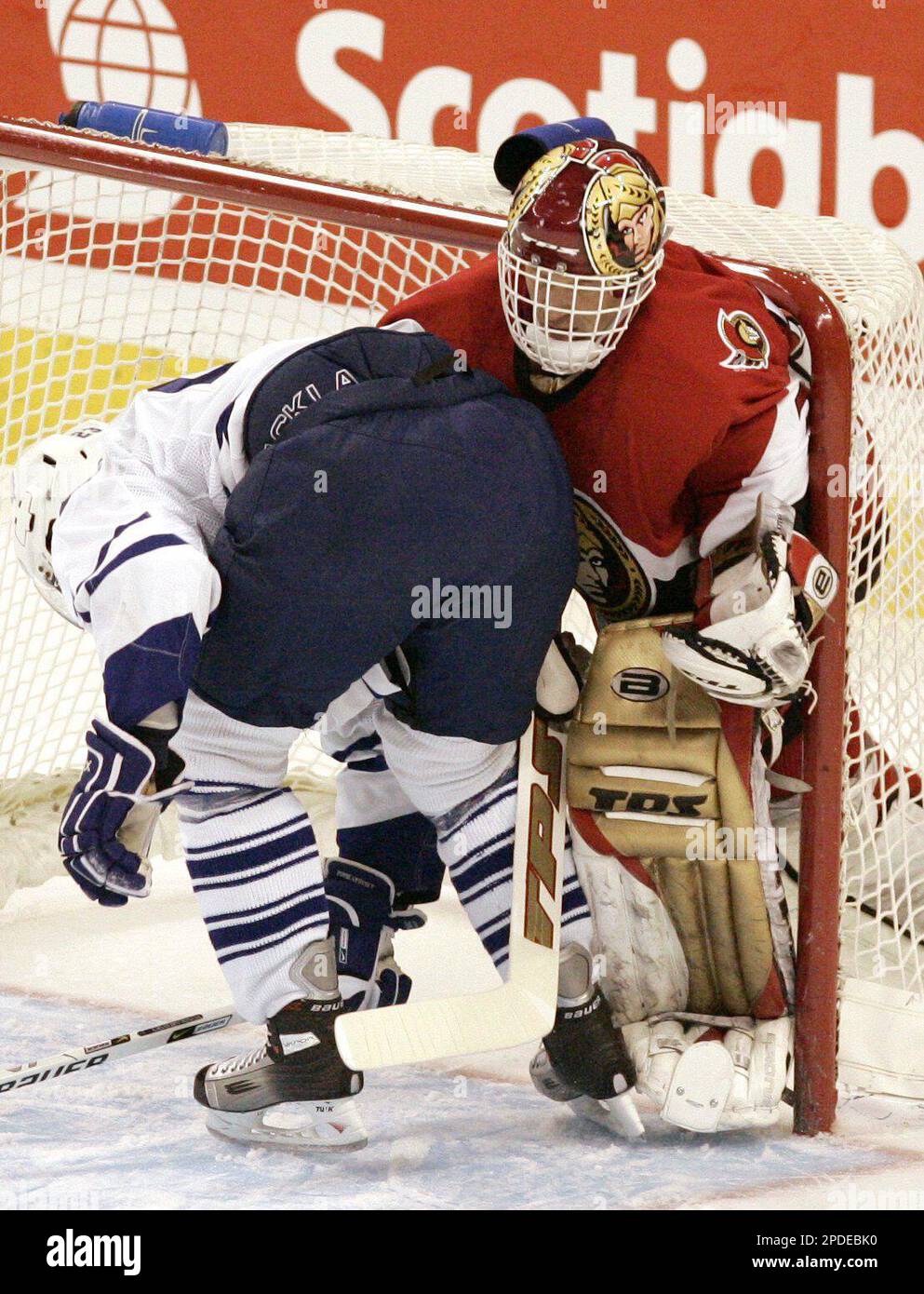 Ottawa Senator goaltender Dominik Hasek has a visit in his goal crease ...