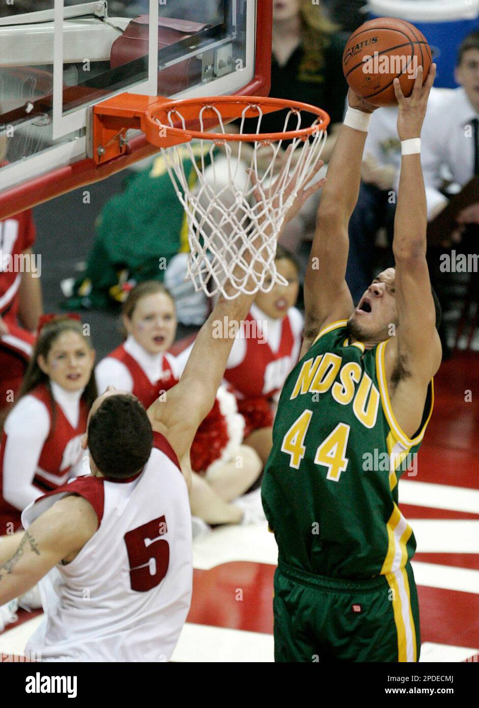 North Dakota State's Andre Smith slams dunks against Wisconsin's Jason ...