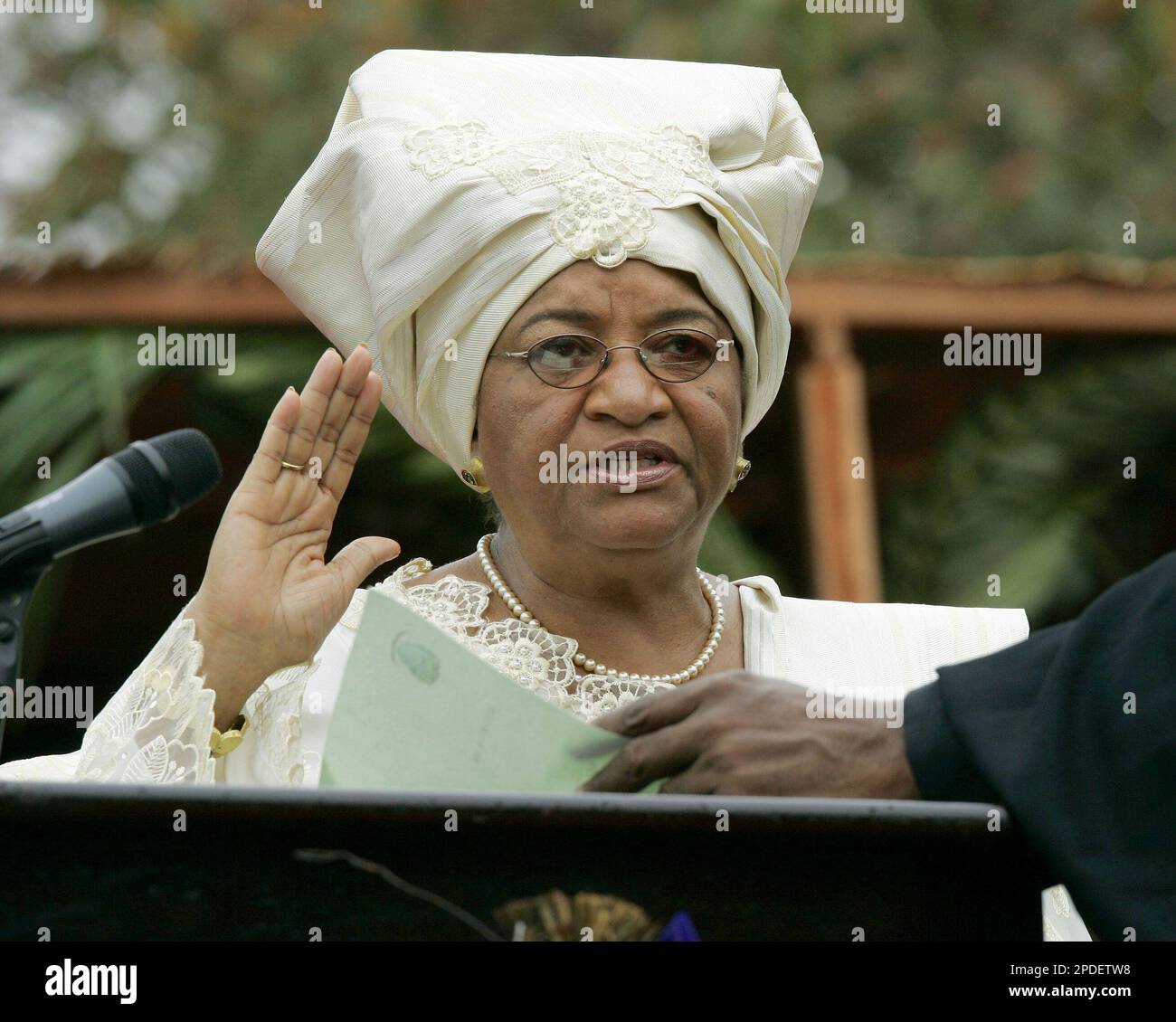 Ellen Johnson-Sirleaf is sworn in as Liberia's president at the Capitol ...