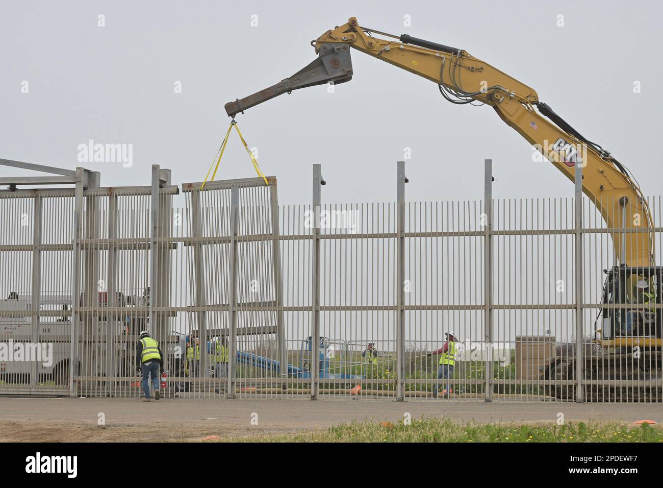 A new border fence construction has begun at the U.S.-Mexico border on ...