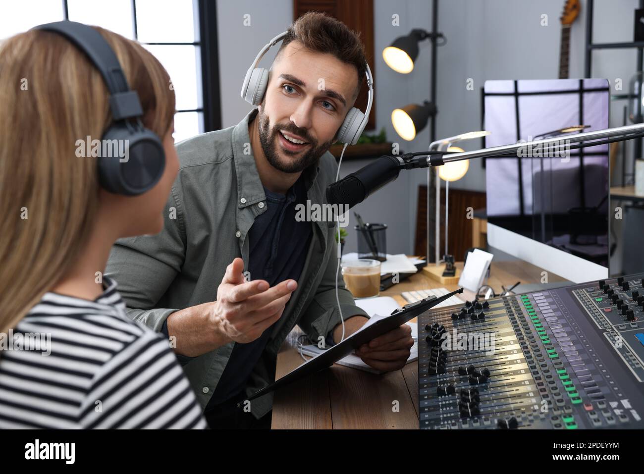 Man interviewing hi-res stock photography and images - Alamy