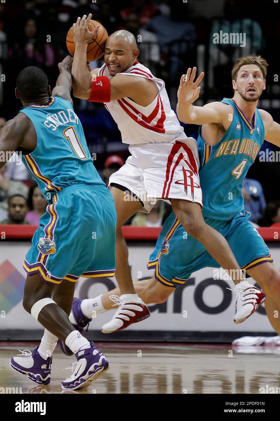 Houston Rockets' David Wesley, center, grabs a loose ball between New ...