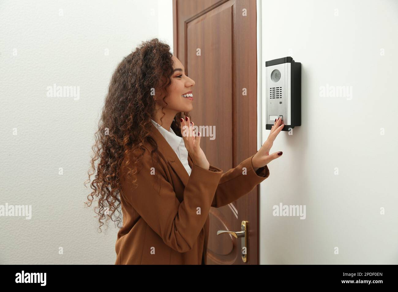 Adult woman ringing door bell hi-res stock photography and images - Alamy