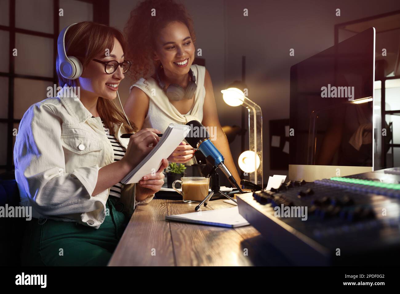 Women in radio communication hi-res stock photography and images - Alamy